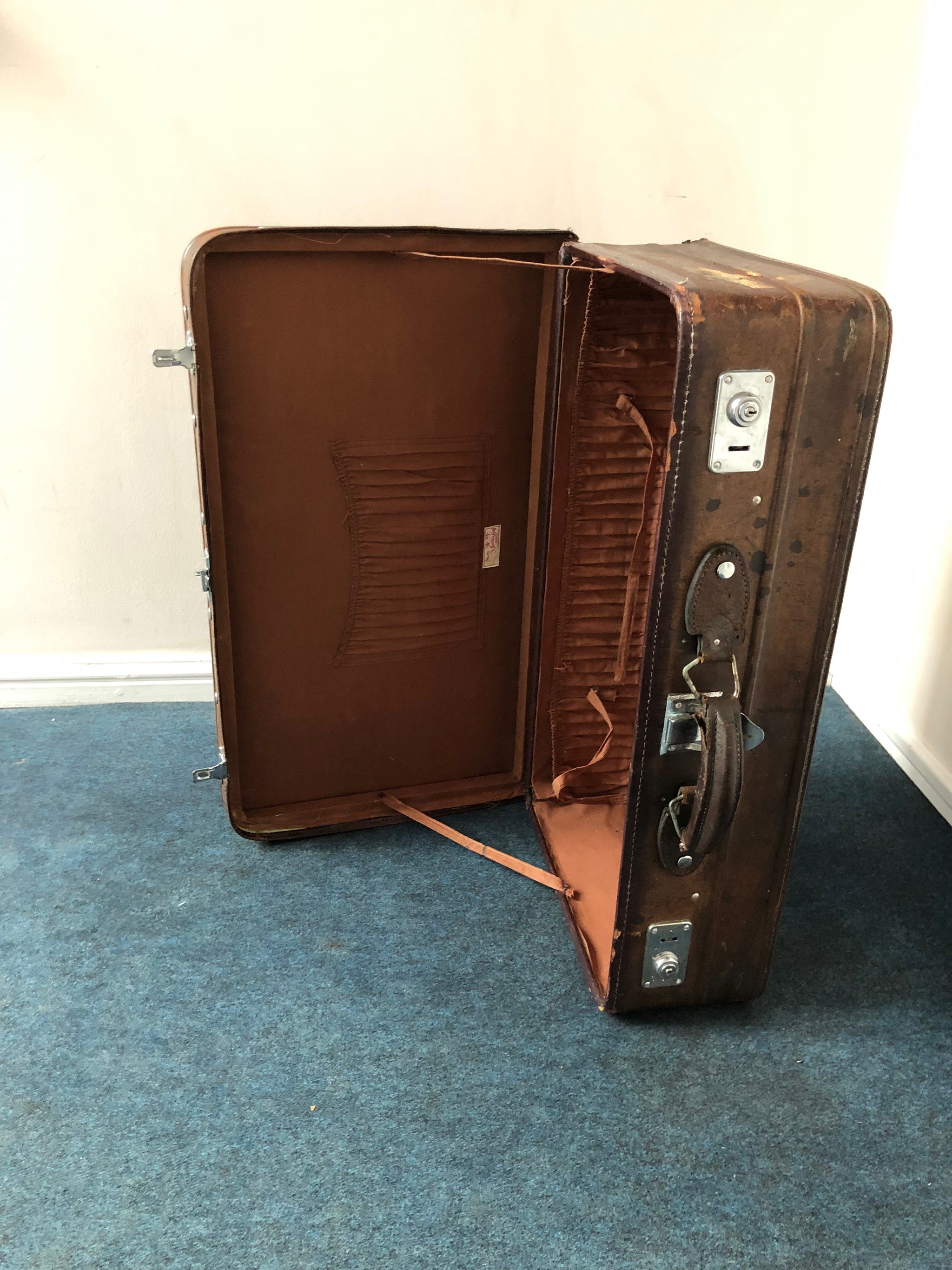 Vintage Shabby Chic Suitcase | Retro Suitcase for Vintage Wedding | The ...